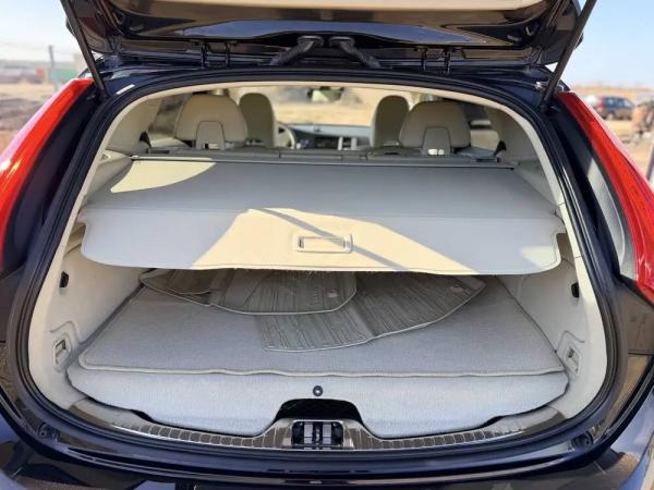Black Volvo V60 2015 in Riga, with an engine capacity of 2.40 L and mileage of 276 thousand km for 9995 €, photo 7 on AUTOMOTO.COM.LV
