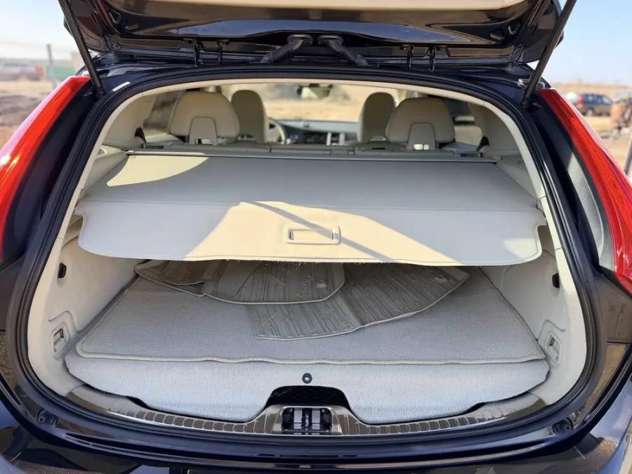 Melns Volvo V60 2015 Rīga, ar dzinēja tilpumu 2.40 L un nobraukumu 276 tūkst. km par 9995 €, foto 8 vietnē AUTOMOTO.COM.LV