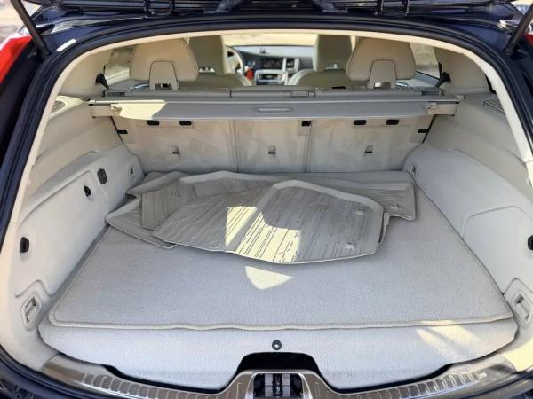 Black Volvo V60 2015 in Riga, with an engine capacity of 2.40 L and mileage of 276 thousand km for 9995 €, photo 8 on AUTOMOTO.COM.LV