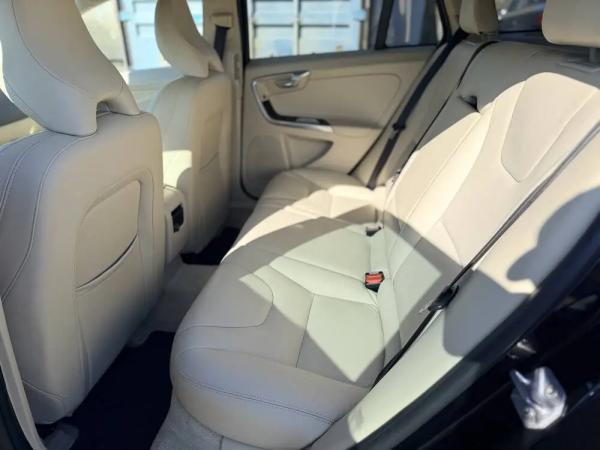 Black Volvo V60 2015 in Riga, with an engine capacity of 2.40 L and mileage of 276 thousand km for 9995 €, photo 10 on AUTOMOTO.COM.LV