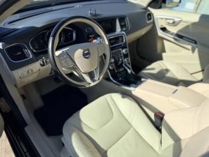 Melns Volvo V60 2015 Rīga, ar dzinēja tilpumu 2.40 L un nobraukumu 276 tūkst. km par 9995 €, foto 13 vietnē AUTOMOTO.COM.LV
