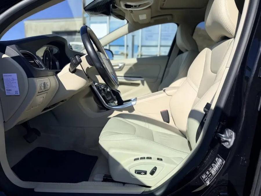 Melns Volvo V60 2015 Rīga, ar dzinēja tilpumu 2.40 L un nobraukumu 276 tūkst. km par 9995 €, foto 14 vietnē AUTOMOTO.COM.LV