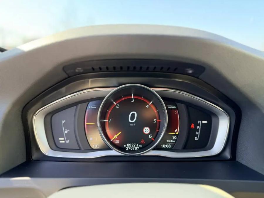 Melns Volvo V60 2015 Rīga, ar dzinēja tilpumu 2.40 L un nobraukumu 276 tūkst. km par 9995 €, foto 17 vietnē AUTOMOTO.COM.LV