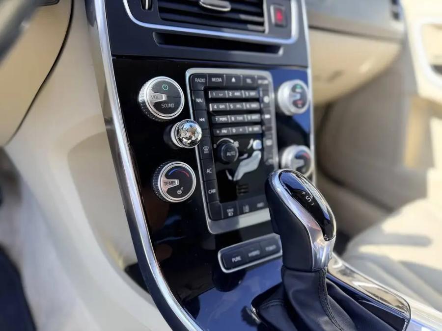 Melns Volvo V60 2015 Rīga, ar dzinēja tilpumu 2.40 L un nobraukumu 276 tūkst. km par 9995 €, foto 19 vietnē AUTOMOTO.COM.LV