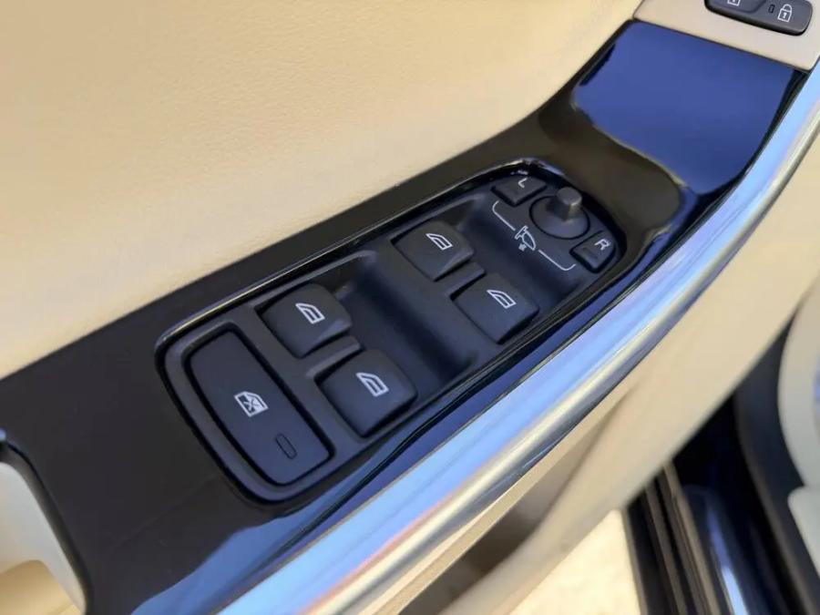 Melns Volvo V60 2015 Rīga, ar dzinēja tilpumu 2.40 L un nobraukumu 276 tūkst. km par 9995 €, foto 27 vietnē AUTOMOTO.COM.LV