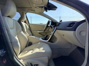 Melns Volvo V60 2015 Rīga, ar dzinēja tilpumu 2.40 L un nobraukumu 276 tūkst. km par 9995 €, foto 28 vietnē AUTOMOTO.COM.LV