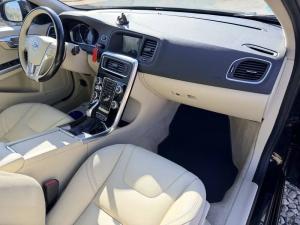 Melns Volvo V60 2015 Rīga, ar dzinēja tilpumu 2.40 L un nobraukumu 276 tūkst. km par 9995 €, foto 29 vietnē AUTOMOTO.COM.LV