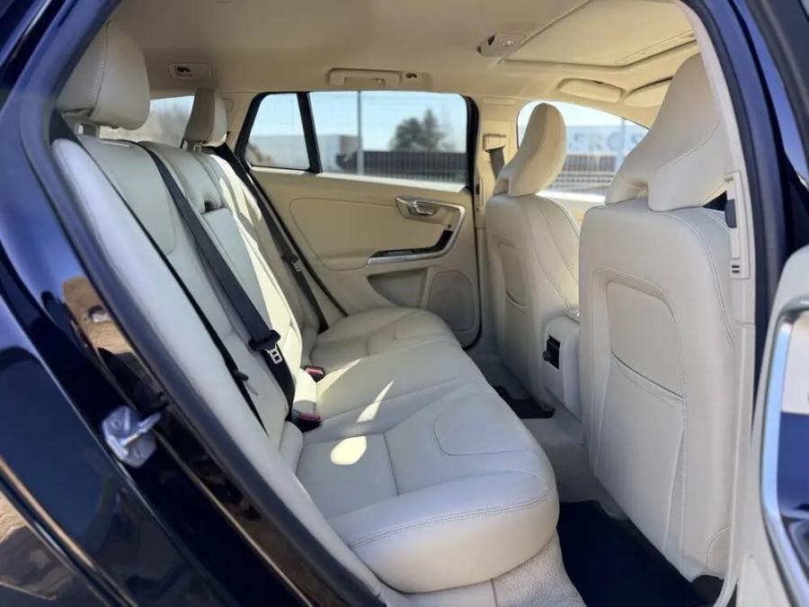Melns Volvo V60 2015 Rīga, ar dzinēja tilpumu 2.40 L un nobraukumu 276 tūkst. km par 9995 €, foto 30 vietnē AUTOMOTO.COM.LV