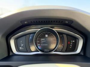 Melns Volvo V60 2015 Rīga, ar dzinēja tilpumu 2.40 L un nobraukumu 276 tūkst. km par 9995 €, foto 32 vietnē AUTOMOTO.COM.LV