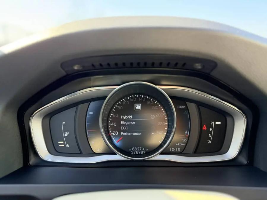 Melns Volvo V60 2015 Rīga, ar dzinēja tilpumu 2.40 L un nobraukumu 276 tūkst. km par 9995 €, foto 32 vietnē AUTOMOTO.COM.LV