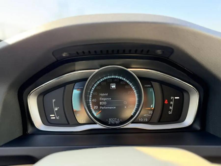 Melns Volvo V60 2015 Rīga, ar dzinēja tilpumu 2.40 L un nobraukumu 276 tūkst. km par 9995 €, foto 33 vietnē AUTOMOTO.COM.LV