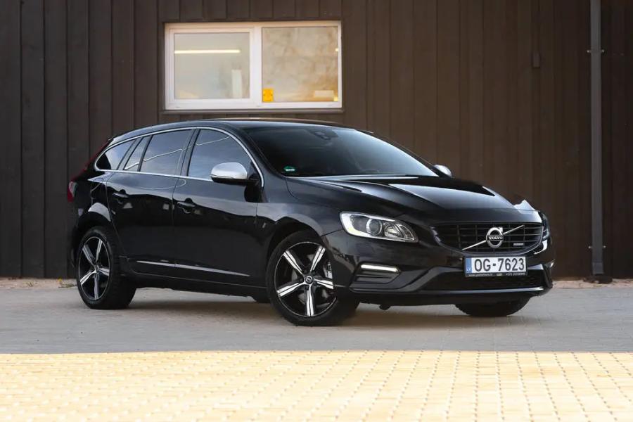 Black Volvo V60 2015 in Jelgava, with an engine capacity of 2.40 L and mileage of 278 thousand km for 10500 €, photo 3 on AUTOMOTO.COM.LV