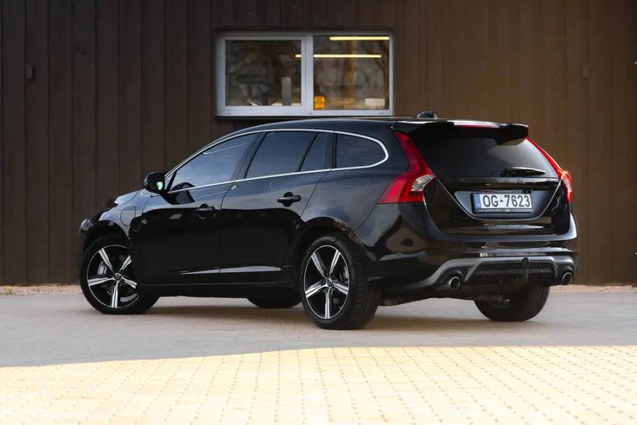 Black Volvo V60 2015 in Jelgava, with an engine capacity of 2.40 L and mileage of 278 thousand km for 10500 €, photo 5 on AUTOMOTO.COM.LV