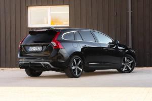 Black Volvo V60 2015 in Jelgava, with an engine capacity of 2.40 L and mileage of 278 thousand km for 10500 €, photo 6 on AUTOMOTO.COM.LV