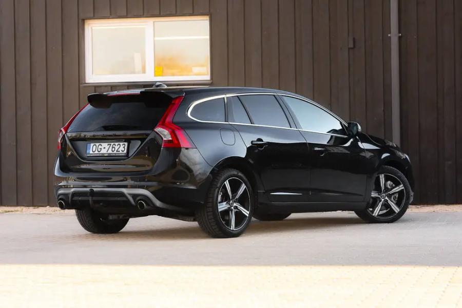 Black Volvo V60 2015 in Jelgava, with an engine capacity of 2.40 L and mileage of 278 thousand km for 10500 €, photo 6 on AUTOMOTO.COM.LV