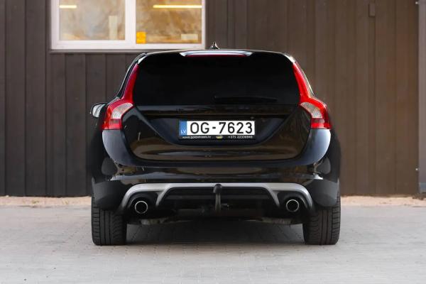 Melns Volvo V60 2015 Jelgava, ar dzinēja tilpumu 2.40 L un nobraukumu 278 tūkst. km par 10500 €, foto 6 vietnē AUTOMOTO.COM.LV