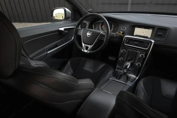 Melns Volvo V60 2015 Jelgava, ar dzinēja tilpumu 2.40 L un nobraukumu 278 tūkst. km par 10500 €, foto 7 vietnē AUTOMOTO.COM.LV