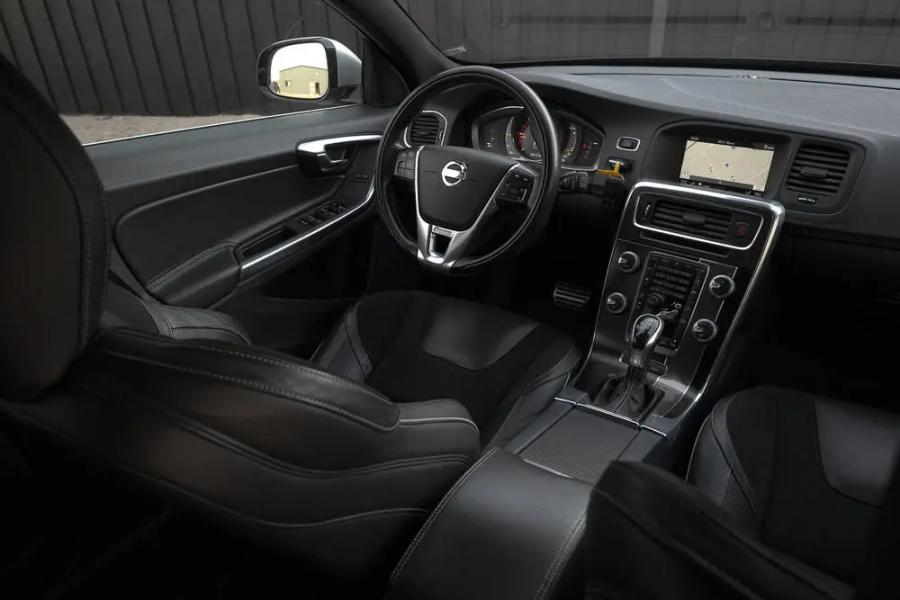 Black Volvo V60 2015 in Jelgava, with an engine capacity of 2.40 L and mileage of 278 thousand km for 10500 €, photo 8 on AUTOMOTO.COM.LV