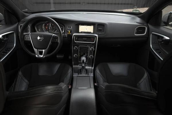 Melns Volvo V60 2015 Jelgava, ar dzinēja tilpumu 2.40 L un nobraukumu 278 tūkst. km par 10500 €, foto 8 vietnē AUTOMOTO.COM.LV