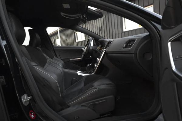 Melns Volvo V60 2015 Jelgava, ar dzinēja tilpumu 2.40 L un nobraukumu 278 tūkst. km par 10500 €, foto 9 vietnē AUTOMOTO.COM.LV
