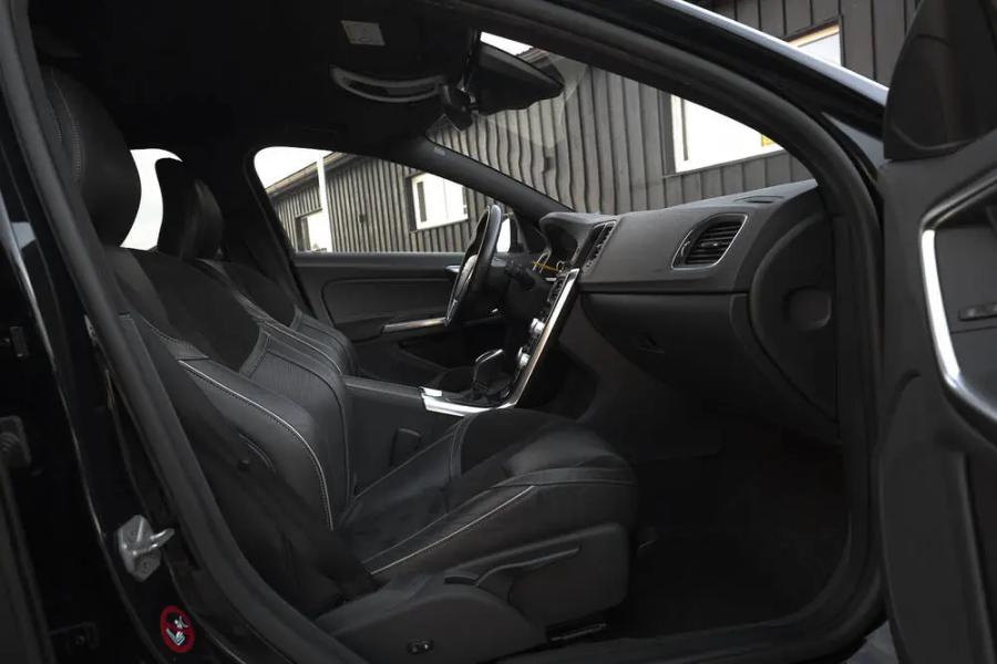 Black Volvo V60 2015 in Jelgava, with an engine capacity of 2.40 L and mileage of 278 thousand km for 10500 €, photo 10 on AUTOMOTO.COM.LV