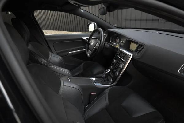 Melns Volvo V60 2015 Jelgava, ar dzinēja tilpumu 2.40 L un nobraukumu 278 tūkst. km par 10500 €, foto 10 vietnē AUTOMOTO.COM.LV