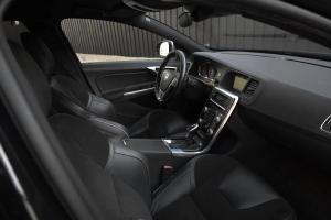 Black Volvo V60 2015 in Jelgava, with an engine capacity of 2.40 L and mileage of 278 thousand km for 10500 €, photo 11 on AUTOMOTO.COM.LV
