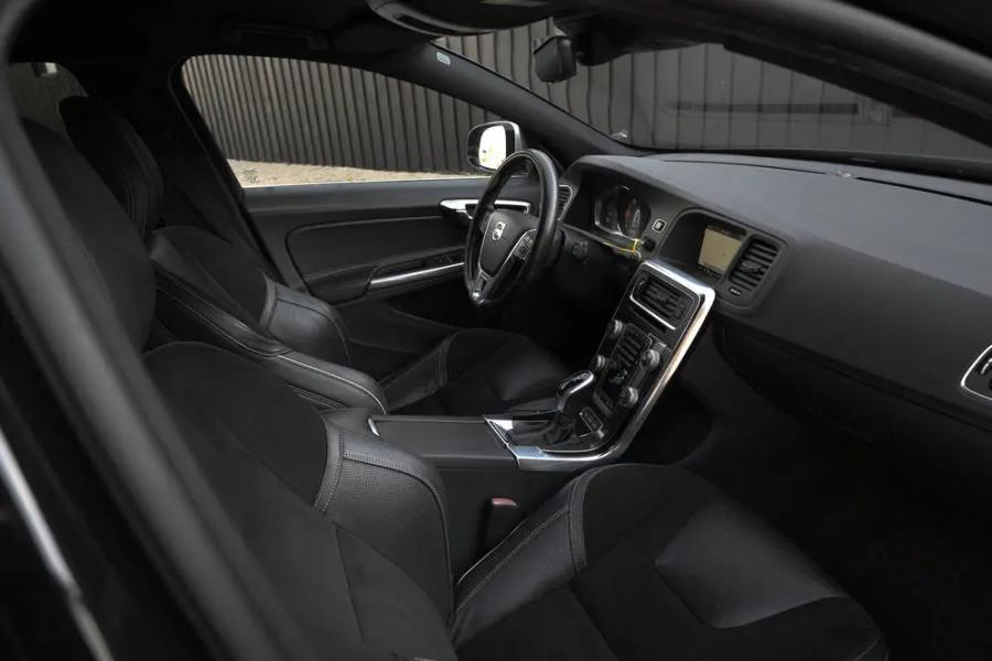Black Volvo V60 2015 in Jelgava, with an engine capacity of 2.40 L and mileage of 278 thousand km for 10500 €, photo 11 on AUTOMOTO.COM.LV