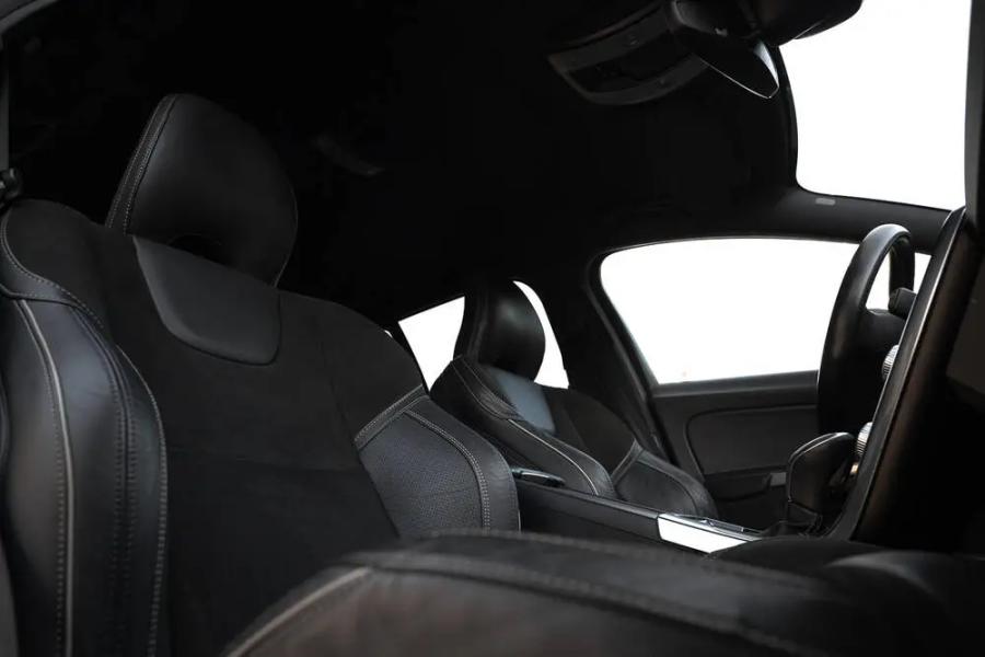 Black Volvo V60 2015 in Jelgava, with an engine capacity of 2.40 L and mileage of 278 thousand km for 10500 €, photo 12 on AUTOMOTO.COM.LV