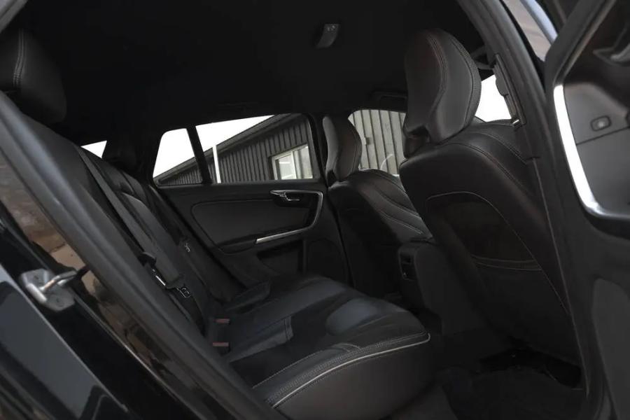 Black Volvo V60 2015 in Jelgava, with an engine capacity of 2.40 L and mileage of 278 thousand km for 10500 €, photo 13 on AUTOMOTO.COM.LV