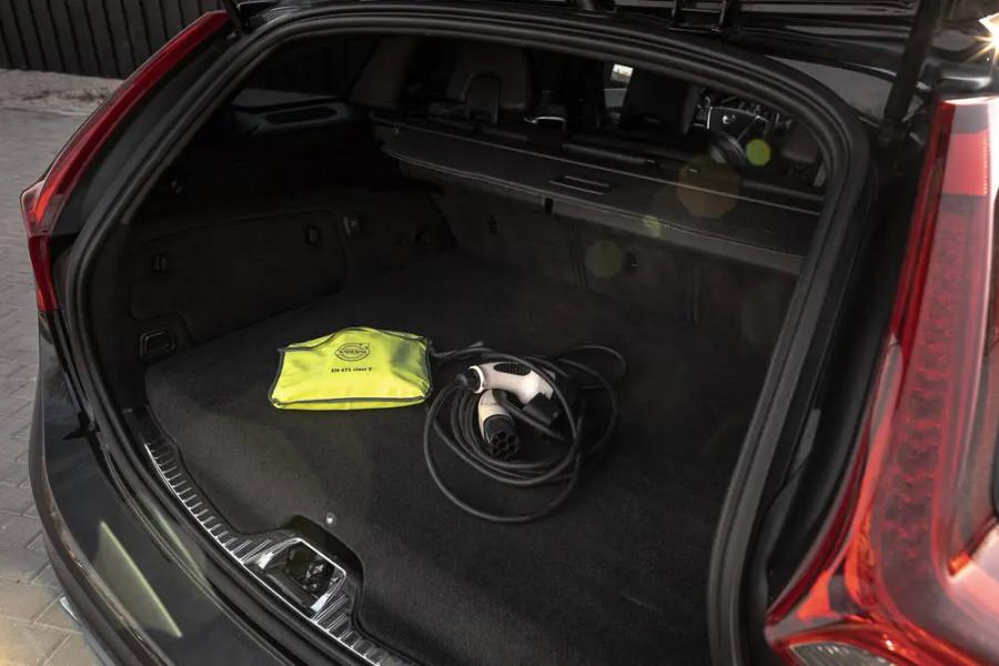 Black Volvo V60 2015 in Jelgava, with an engine capacity of 2.40 L and mileage of 278 thousand km for 10500 €, photo 14 on AUTOMOTO.COM.LV