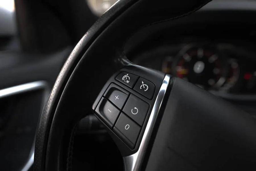 Black Volvo V60 2015 in Jelgava, with an engine capacity of 2.40 L and mileage of 278 thousand km for 10500 €, photo 17 on AUTOMOTO.COM.LV