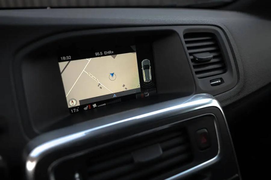 Black Volvo V60 2015 in Jelgava, with an engine capacity of 2.40 L and mileage of 278 thousand km for 10500 €, photo 19 on AUTOMOTO.COM.LV