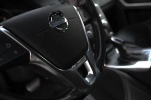 Black Volvo V60 2015 in Jelgava, with an engine capacity of 2.40 L and mileage of 278 thousand km for 10500 €, photo 21 on AUTOMOTO.COM.LV