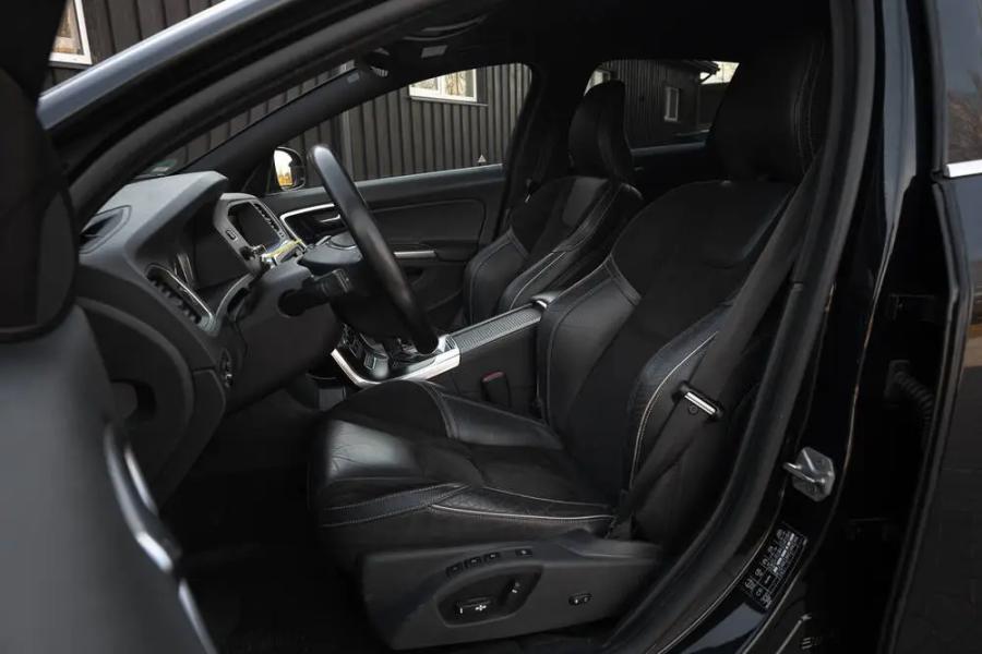 Black Volvo V60 2015 in Jelgava, with an engine capacity of 2.40 L and mileage of 278 thousand km for 10500 €, photo 22 on AUTOMOTO.COM.LV