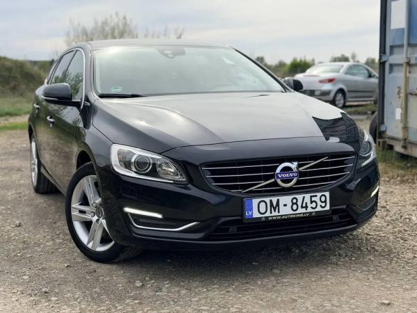 Black Volvo V60 2015 in Riga, with an engine capacity of 2.40 L and mileage of 219 thousand km for 9995 €, photo 1 on AUTOMOTO.COM.LV