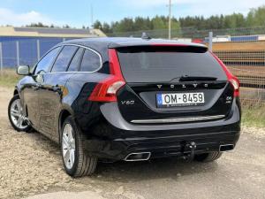 Black Volvo V60 2015 in Riga, with an engine capacity of 2.40 L and mileage of 219 thousand km for 9995 €, photo 3 on AUTOMOTO.COM.LV