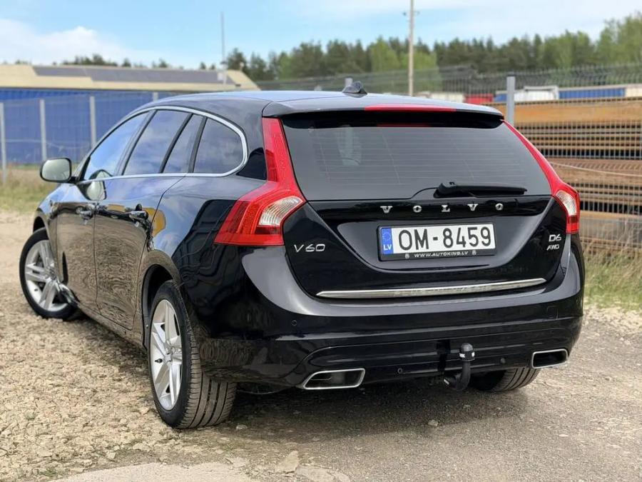 Black Volvo V60 2015 in Riga, with an engine capacity of 2.40 L and mileage of 219 thousand km for 9995 €, photo 3 on AUTOMOTO.COM.LV