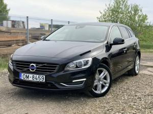 Black Volvo V60 2015 in Riga, with an engine capacity of 2.40 L and mileage of 219 thousand km for 9995 €, photo 4 on AUTOMOTO.COM.LV