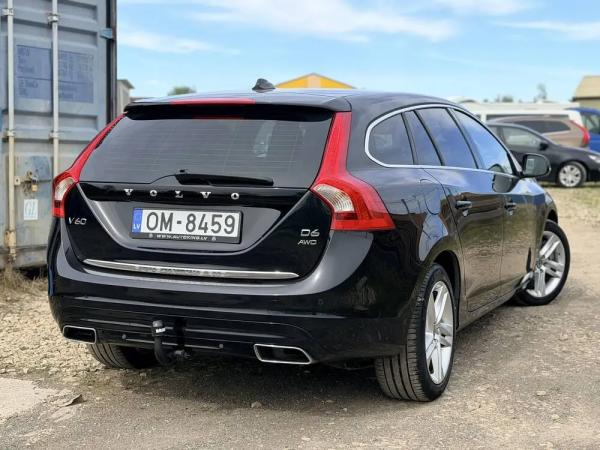 Black Volvo V60 2015 in Riga, with an engine capacity of 2.40 L and mileage of 219 thousand km for 9995 €, photo 4 on AUTOMOTO.COM.LV