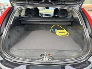 Black Volvo V60 2015 in Riga, with an engine capacity of 2.40 L and mileage of 219 thousand km for 9995 €, photo 6 on AUTOMOTO.COM.LV
