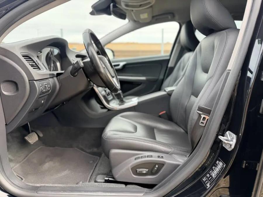 Black Volvo V60 2015 in Riga, with an engine capacity of 2.40 L and mileage of 219 thousand km for 9995 €, photo 9 on AUTOMOTO.COM.LV