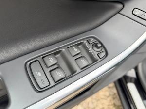 Black Volvo V60 2015 in Riga, with an engine capacity of 2.40 L and mileage of 219 thousand km for 9995 €, photo 10 on AUTOMOTO.COM.LV