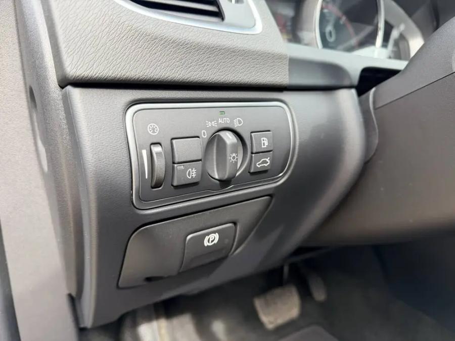 Black Volvo V60 2015 in Riga, with an engine capacity of 2.40 L and mileage of 219 thousand km for 9995 €, photo 11 on AUTOMOTO.COM.LV