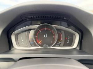 Black Volvo V60 2015 in Riga, with an engine capacity of 2.40 L and mileage of 219 thousand km for 9995 €, photo 13 on AUTOMOTO.COM.LV