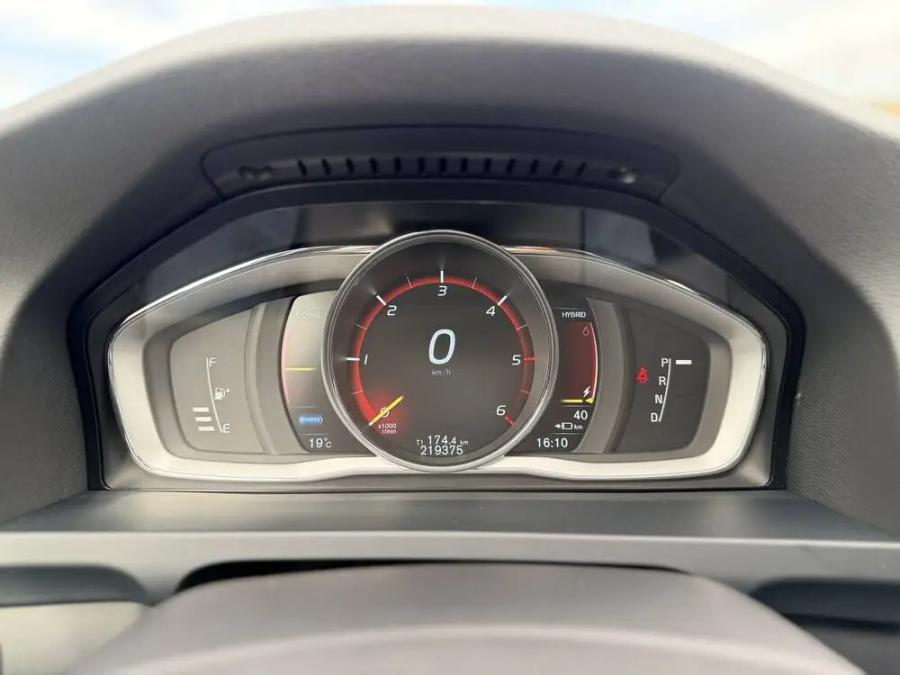 Black Volvo V60 2015 in Riga, with an engine capacity of 2.40 L and mileage of 219 thousand km for 9995 €, photo 13 on AUTOMOTO.COM.LV