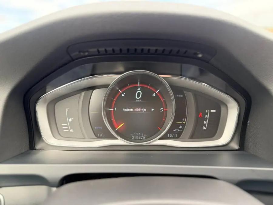 Black Volvo V60 2015 in Riga, with an engine capacity of 2.40 L and mileage of 219 thousand km for 9995 €, photo 17 on AUTOMOTO.COM.LV