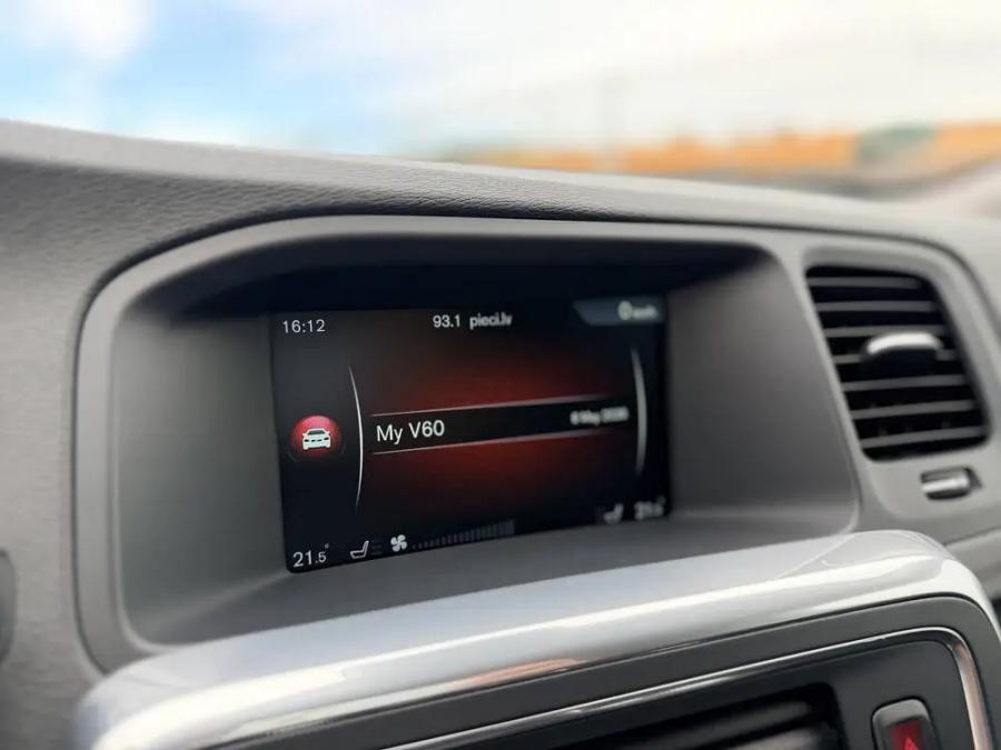 Black Volvo V60 2015 in Riga, with an engine capacity of 2.40 L and mileage of 219 thousand km for 9995 €, photo 19 on AUTOMOTO.COM.LV