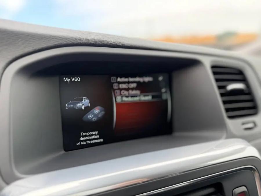 Black Volvo V60 2015 in Riga, with an engine capacity of 2.40 L and mileage of 219 thousand km for 9995 €, photo 21 on AUTOMOTO.COM.LV