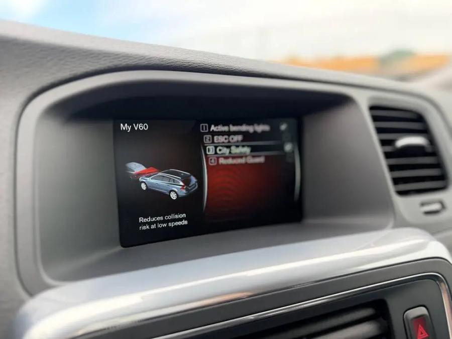 Black Volvo V60 2015 in Riga, with an engine capacity of 2.40 L and mileage of 219 thousand km for 9995 €, photo 22 on AUTOMOTO.COM.LV